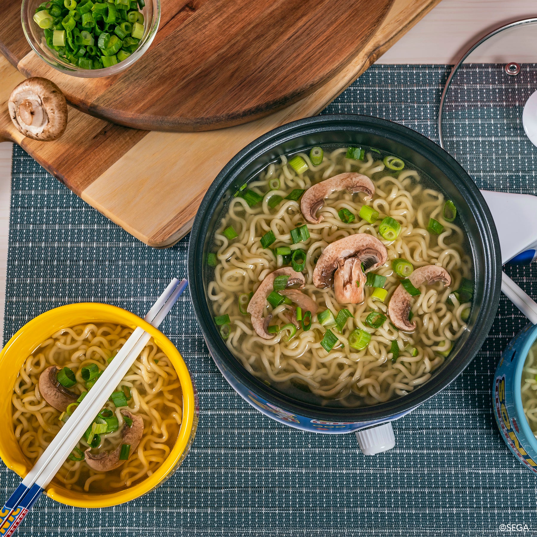 Sonic the Hedgehog Hot Pot with Ramen Bowls - Uncanny Brands