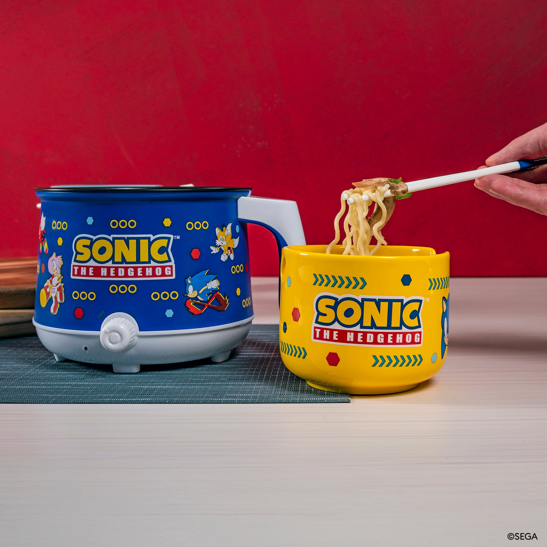 Sonic the Hedgehog Hot Pot with Ramen Bowls - Uncanny Brands
