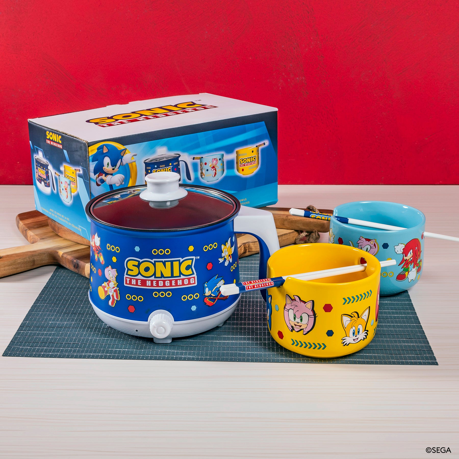 Sonic the Hedgehog Hot Pot with Ramen Bowls - Uncanny Brands