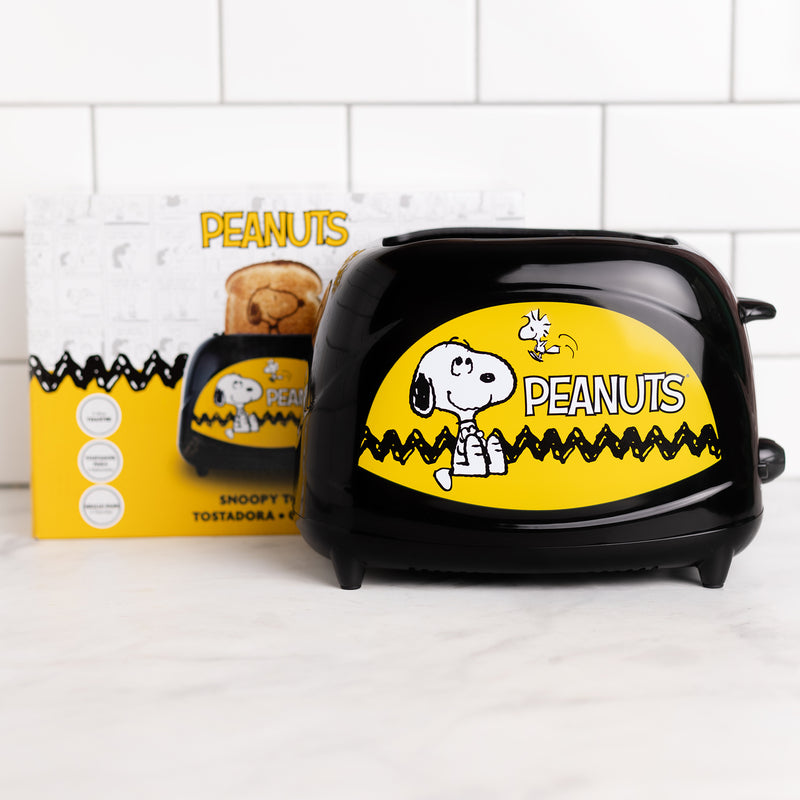 Uncanny Brands Peanuts Snoopy Two-Slice Toaster