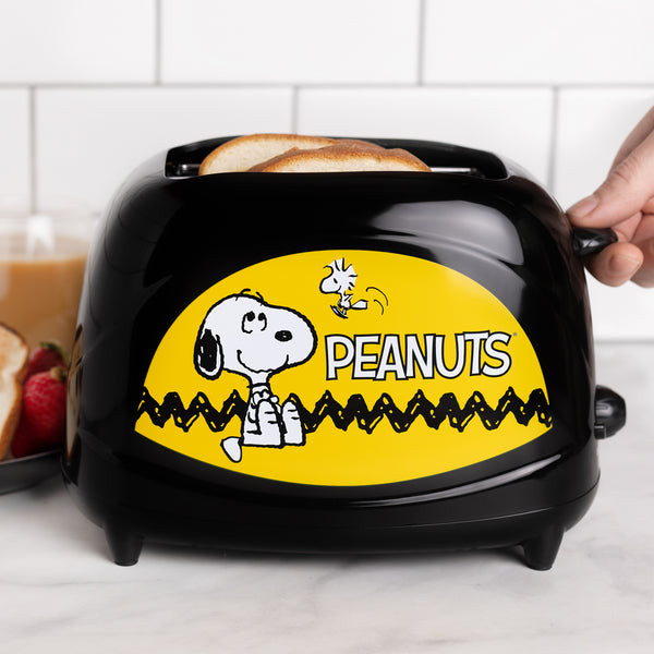Uncanny Brands Peanuts Snoopy Two-Slice Toaster