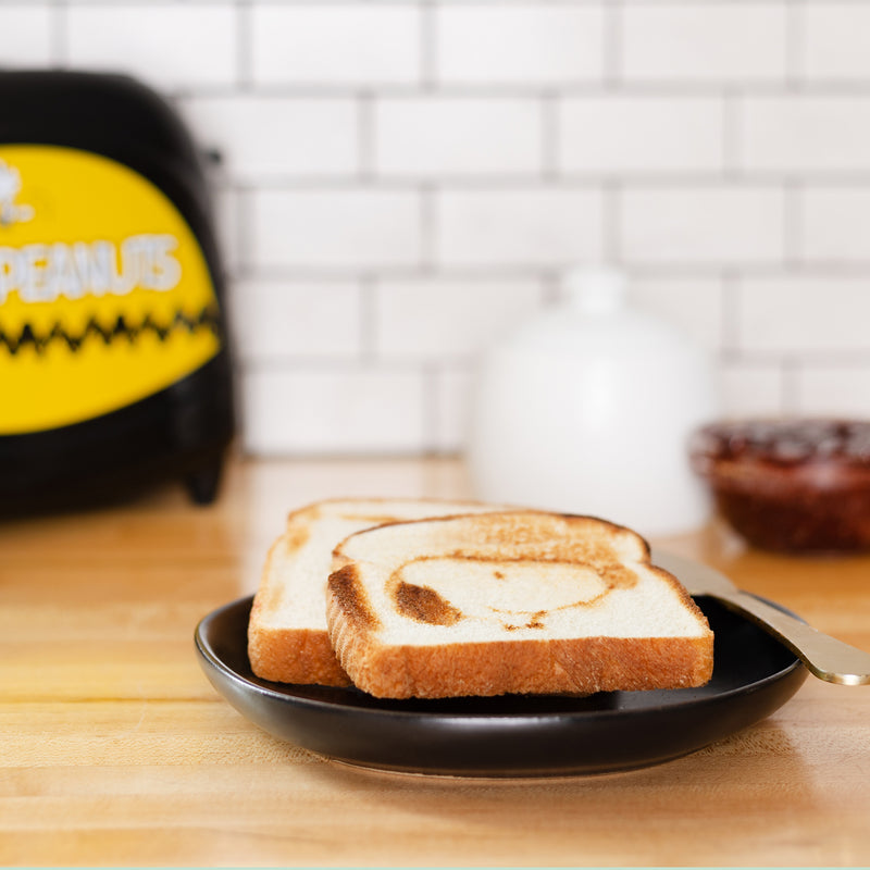 Uncanny Brands Peanuts Snoopy Two-Slice Toaster