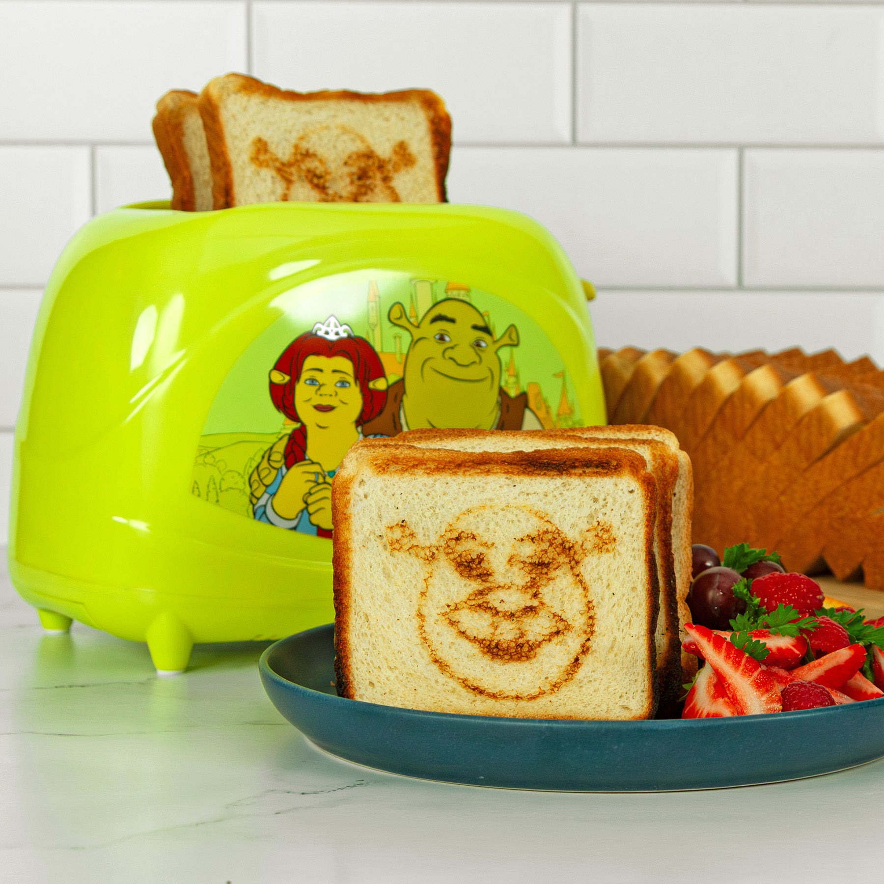 Uncanny Brands Peanuts Snoopy Two-Slice Toaster