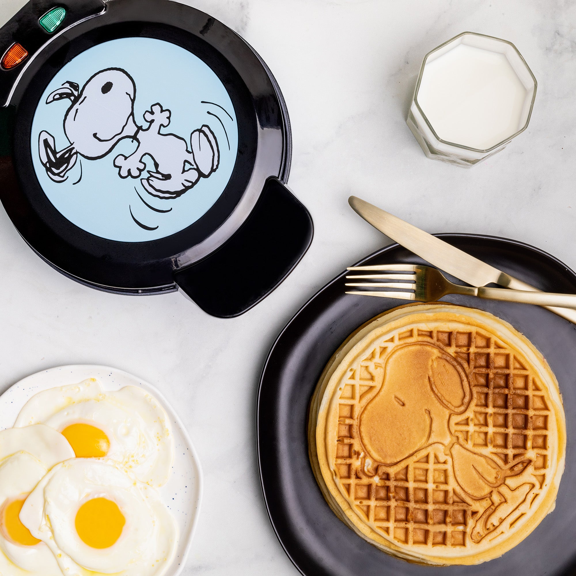 Peanuts Snoopy Waffle Maker - Uncanny Brands